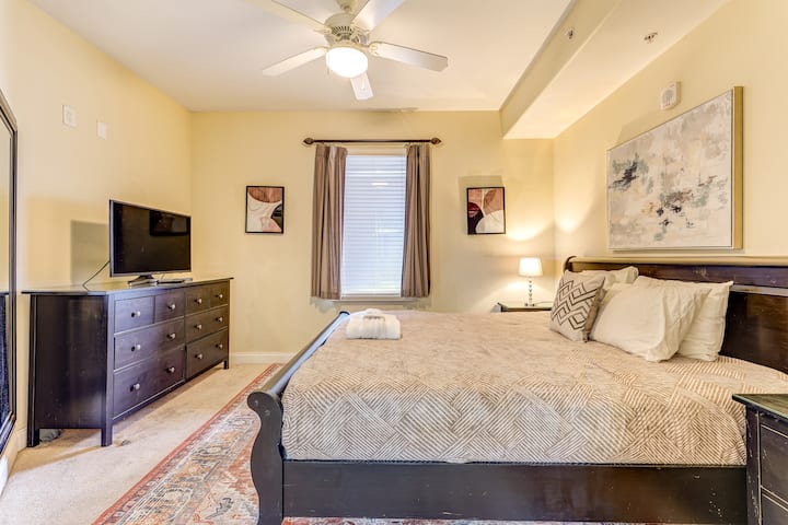 Lakeview Retreat! Near Disney! - Orlando, FL