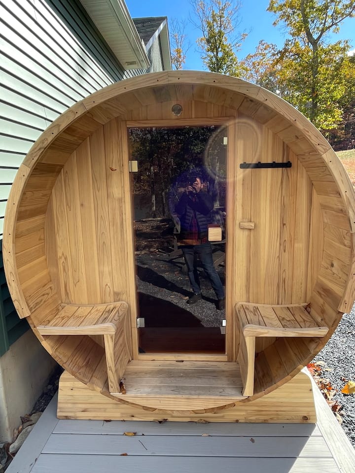 Poconos Hilltop Lakehouse: Lakefront/spa/sauna - Tannersville, PA