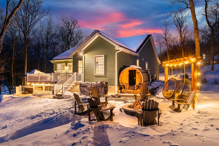 Poconos Hilltop Lakehouse: Lakefront/spa/sauna - East Stroudsburg, PA