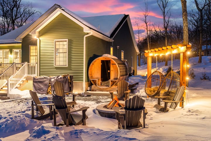 Poconos Hilltop Lakehouse: Lakefront/spa/sauna - Delaware Water Gap, PA