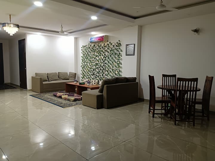 Theoutlanderdoor
4bhk Appartment Near Igi Airport - Delhi
