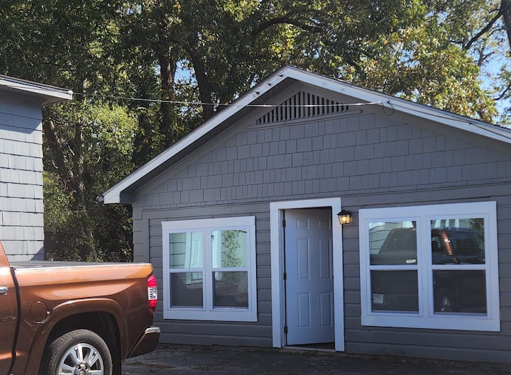 Cute House 2 Bedroom  Kitchen Dining &Living Room - El Dorado, AR