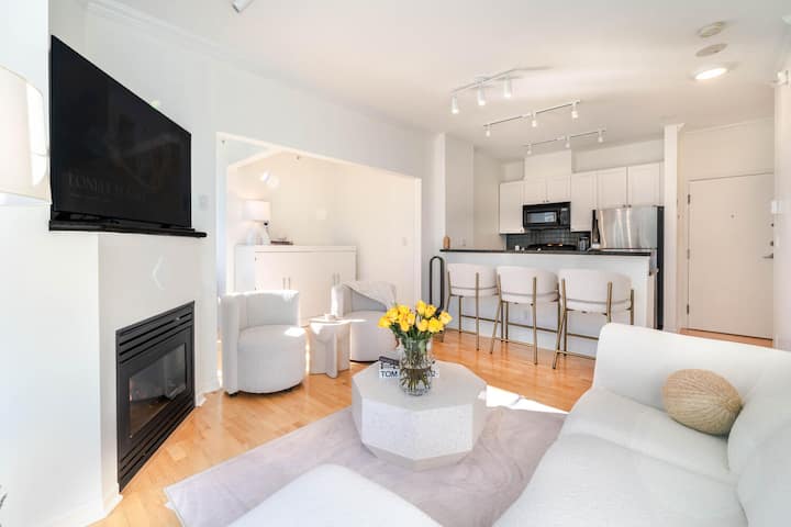 Stylish Downtown Condo - Vancouver