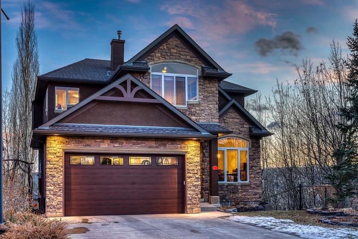 Spacious Suite With Private Entrance & Theatre - Calgary