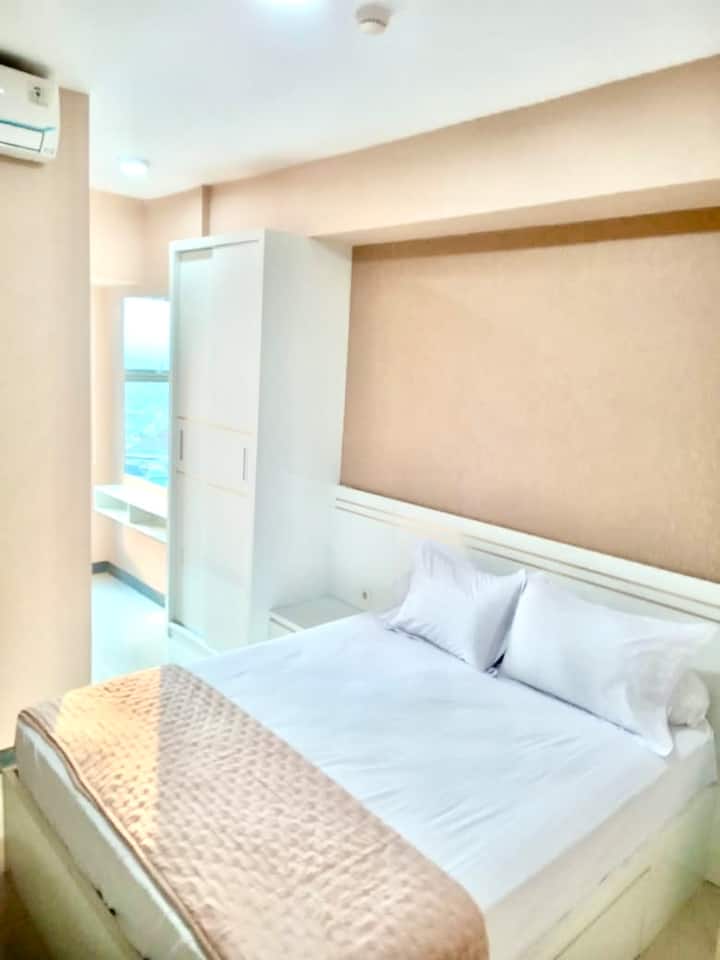 Pakuwon Mall Benson 2br Wifi Nflx Hotwtr 5pax - Surabaya