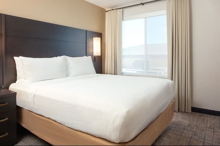 Livermore 1 King Suite W/ Parking & Breakfast - Pleasanton, CA