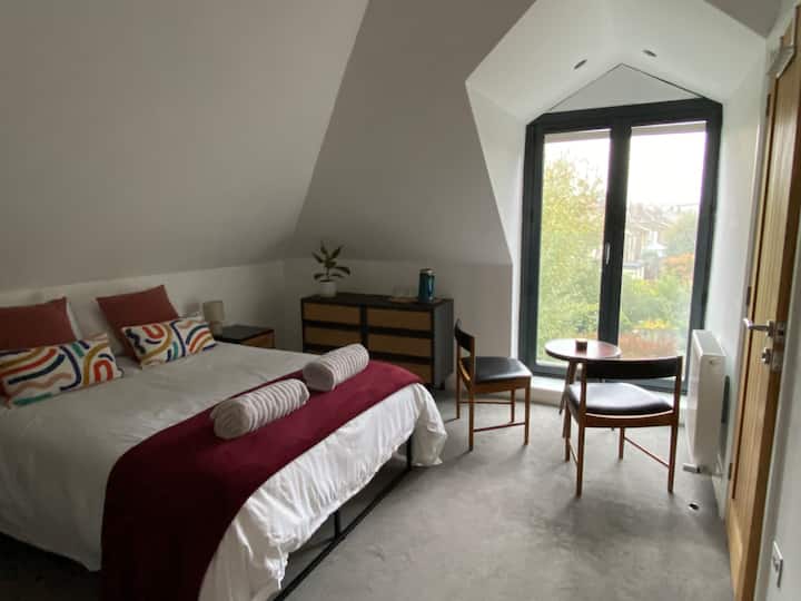 Spacious Modern Ensuite Room - Cockfosters