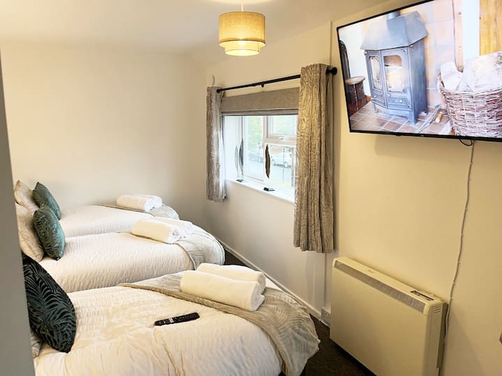 Spacious Family Stay | 6 Sleeps | Wi-fi & Parking - 콜체스터