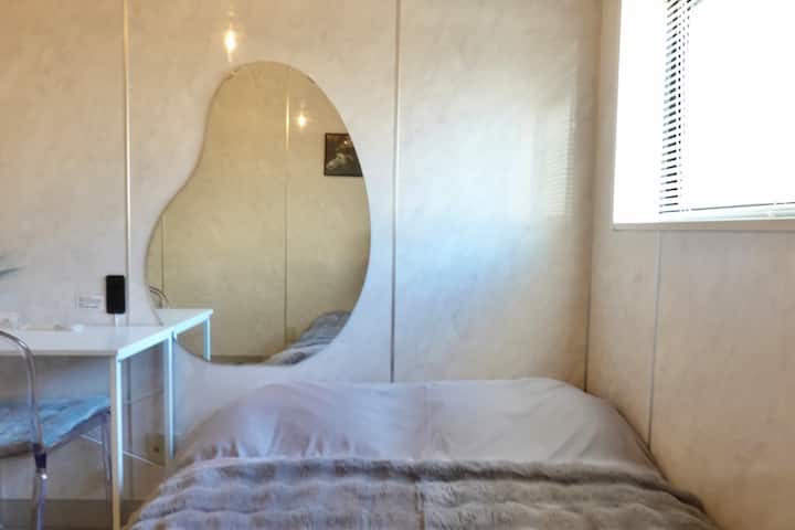 Rooms 001: カフェ併設、綺麗なワンルーム。分倍河原駅から徒歩3分。 - Chofu