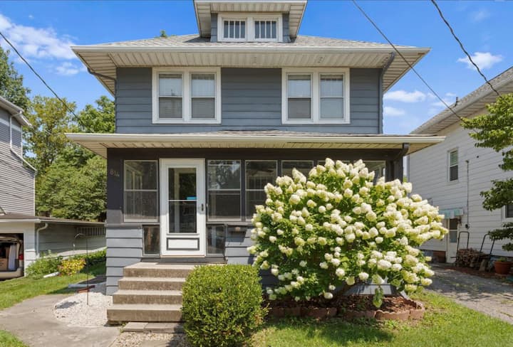 The Big Blue Bungalow - Champaign