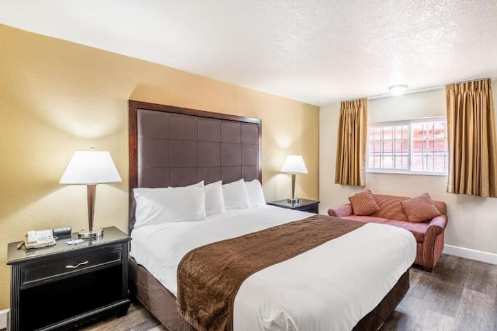 Right Off Route 66 | Cozy Room W/ Free Breakfast - Flagstaff, AZ