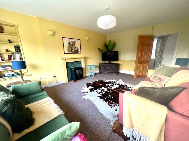Monkey Manor,  Welcoming House Nr Longleat - Warminster
