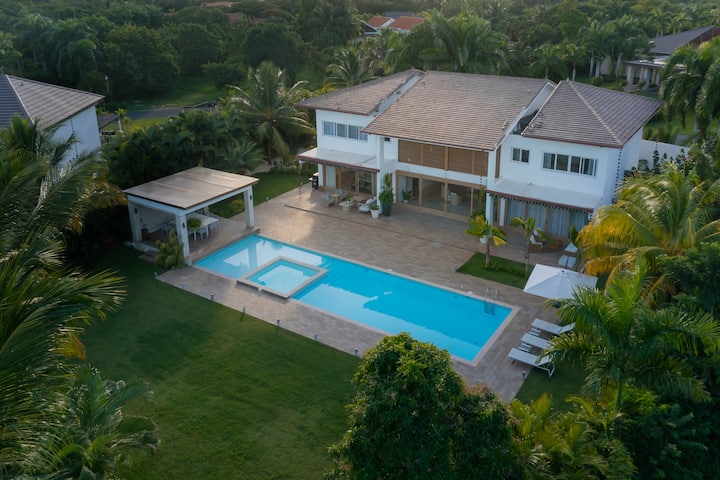 Modern Elegance: Stylish 6-bedroom Villa In Cdc - La Romana