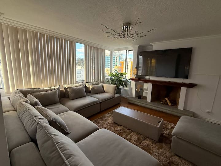 Penthouse Steps To La Carolina 5 Bedroom Sleeps 16 - Quito (Ecuador)