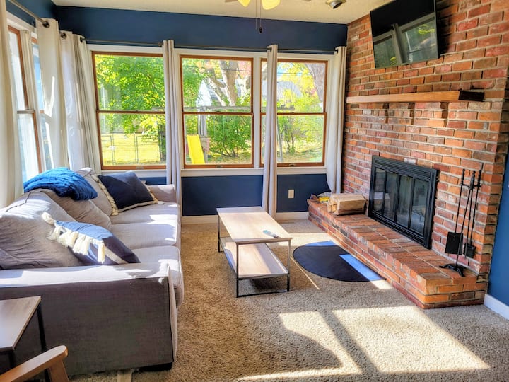 The Central Hearth: 8 Min To Campus! Sleeps 8! - アイオワ州