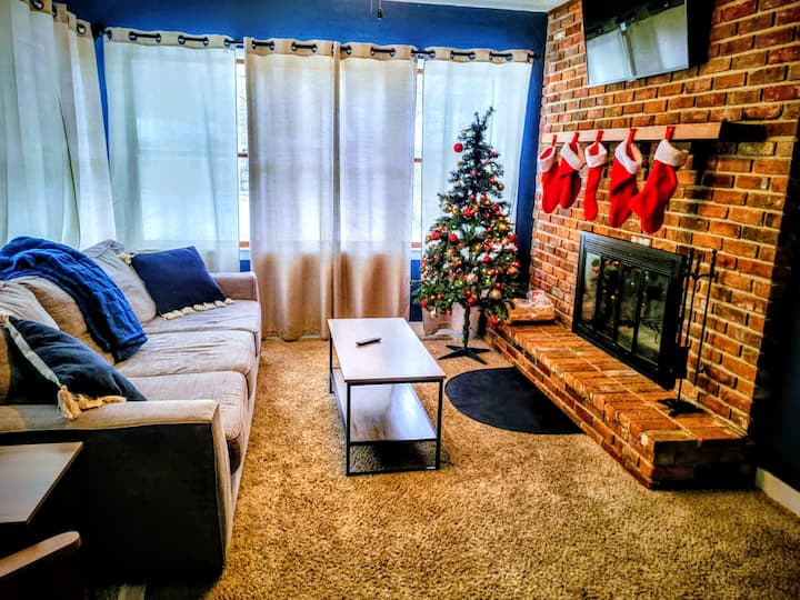 The Central Hearth:cozy Family Retreat, Fireplace! - Ames, IA
