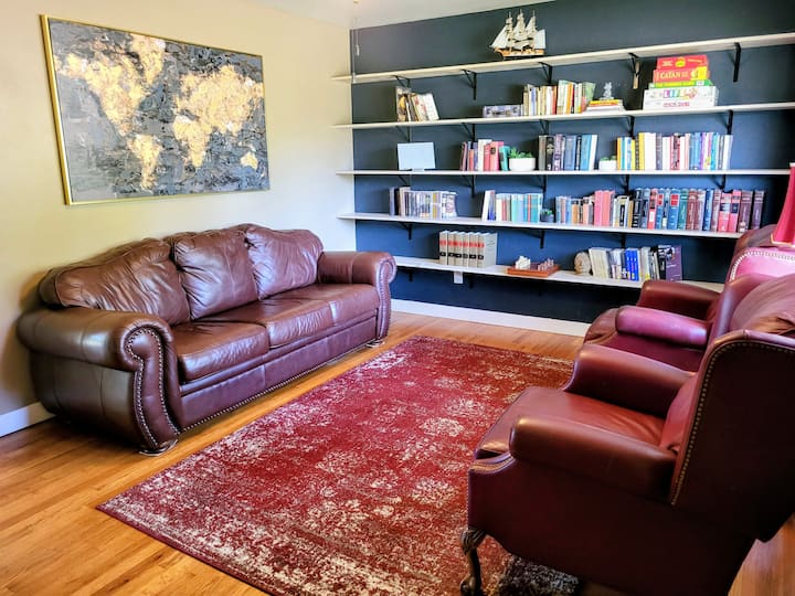 The Central Hearth: Cozy Family Retreat, Sleeps 8! - Ames, IA