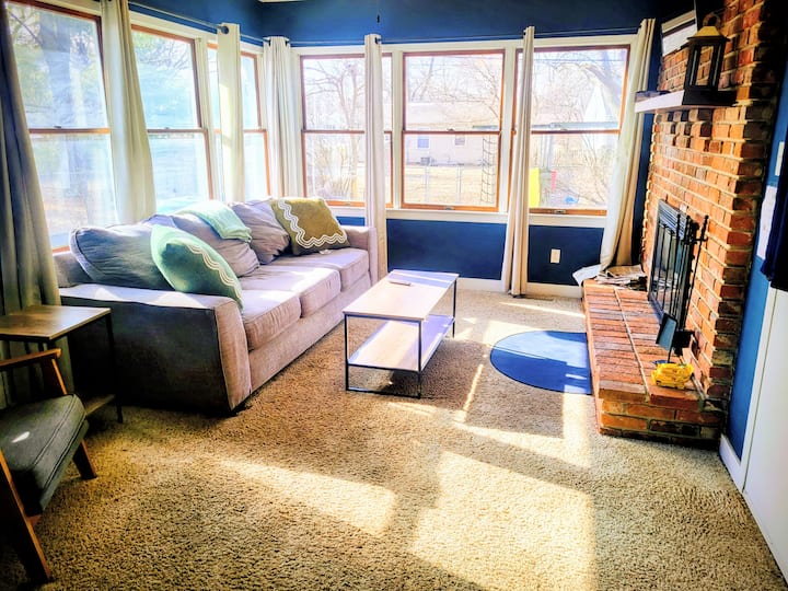 The Central Hearth:cozy Fireside Retreat, Sleeps 8 - Iowa State University, Ames
