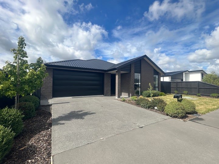 Spacious 4 Bedrooms Home For Large Families - Prebbleton