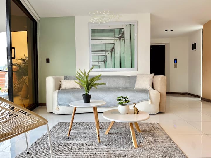 Spacious Balcony W/ Lovely View | Private Elevator - Medellín