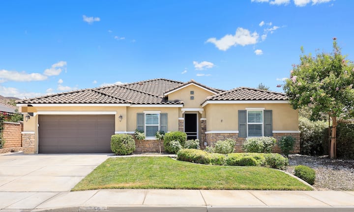 One- Floor Villa/new/large Sofa/big Space - Riverside, CA