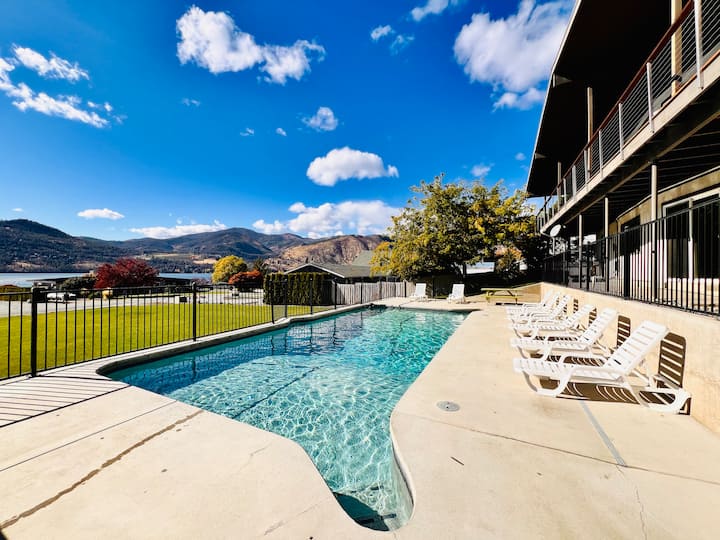 Downtown Manson- Pool, Hot Tub, Game Room, Views - Manson, WA