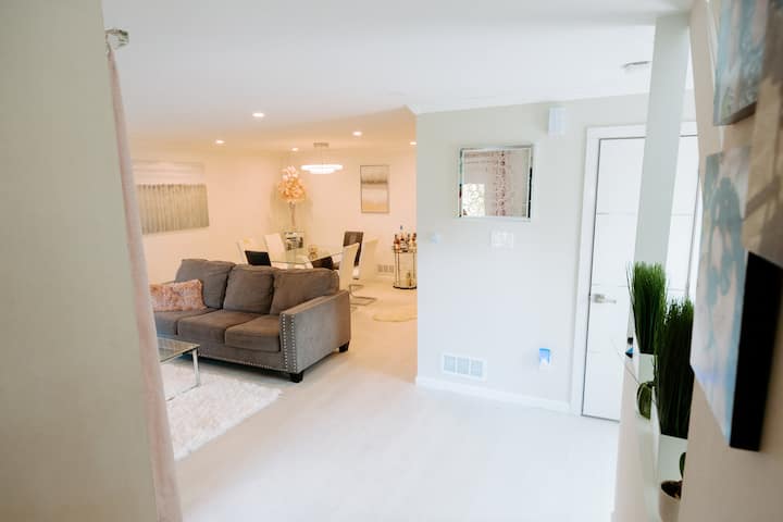 Urban Elegant Townhouse - Bensalem, PA