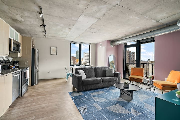Luxury High-rise In Central Downtown W/ Pool & Gym - Minneapolis, MN