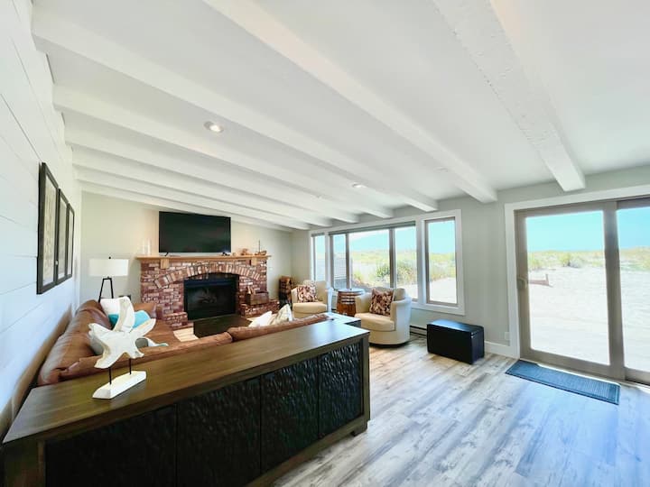 Beachfront Living! 3db, 3ba - Fenced Yard, Dogs Ok - Waldport, OR