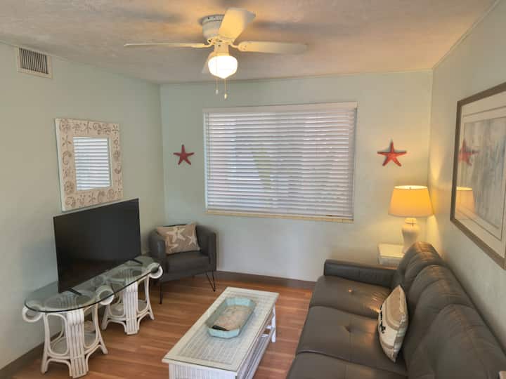 Coconut Palm
Steps To
Clearwater Beach - Clearwater Beach, FL