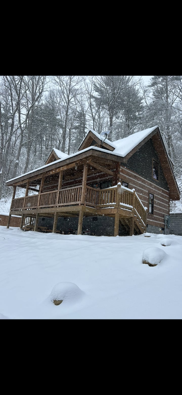 Newly Built Authentic Log Cabin - Townsend, TN