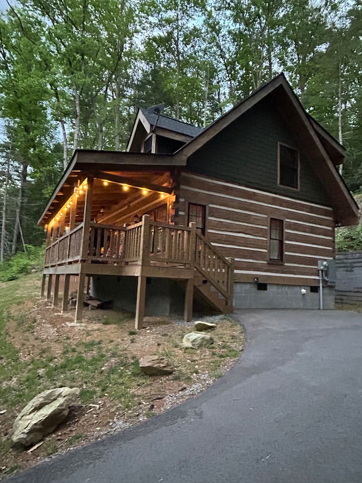 Newly Built Authentic Log Cabin - Townsend, TN
