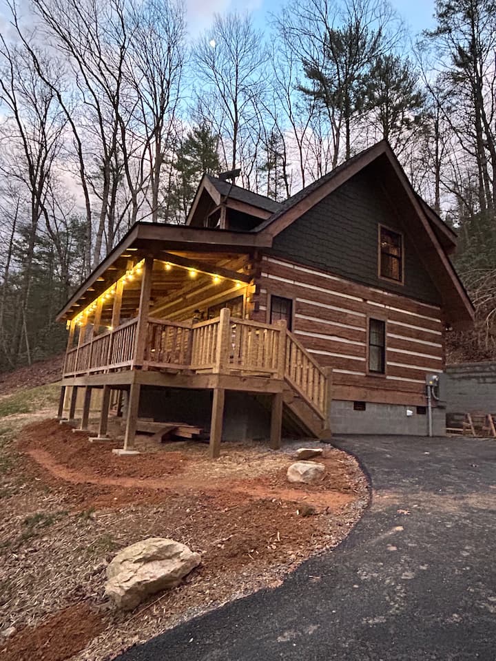 Newly Built Authentic Log Cabin - Townsend, TN