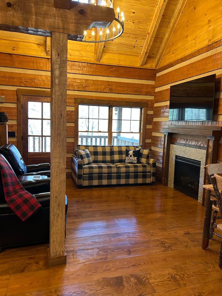 Newly Built Authentic Log Cabin - Townsend, TN