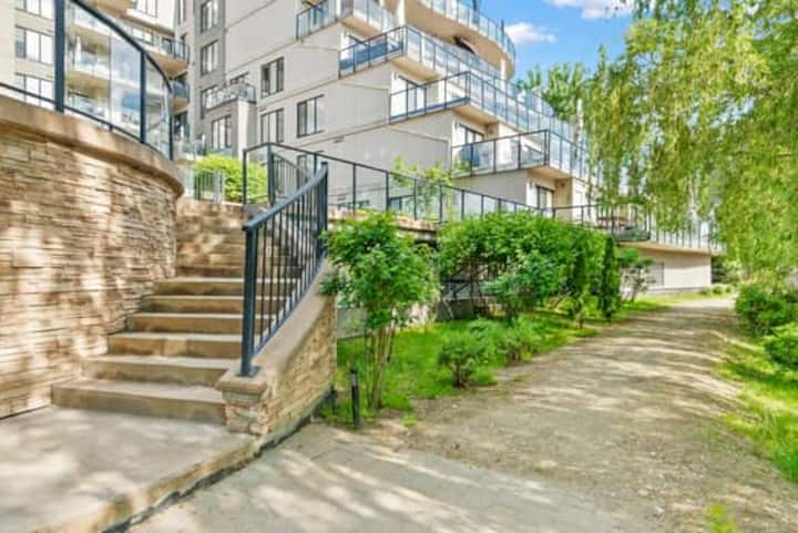 Large Lakefront Condo With Boat Slip, Pool, Gym - Sicamous