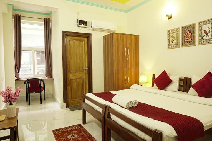 Cozy, Spacious, And Peaceful Bedroom In Tapovan - Rishikesh