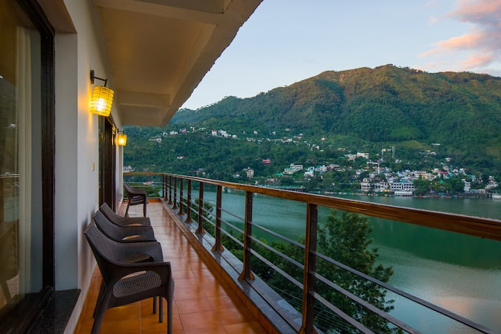 Elivaas | Lakeview 4 Bhk Villa W/ Balcony & Games - Bhimtal