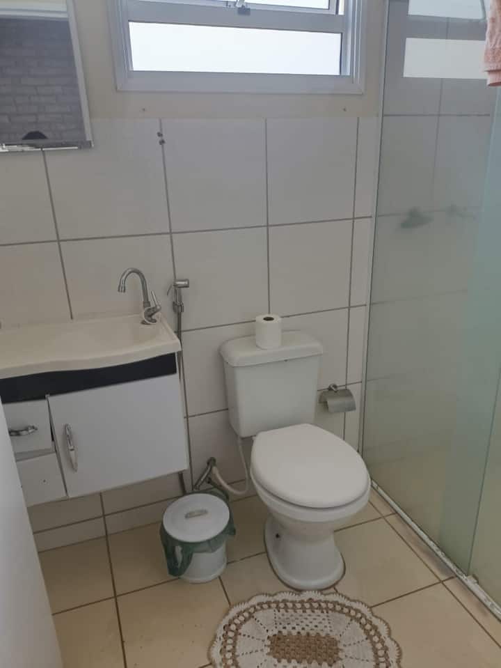 Quarto Confortável Em Uma Casa! - Lins