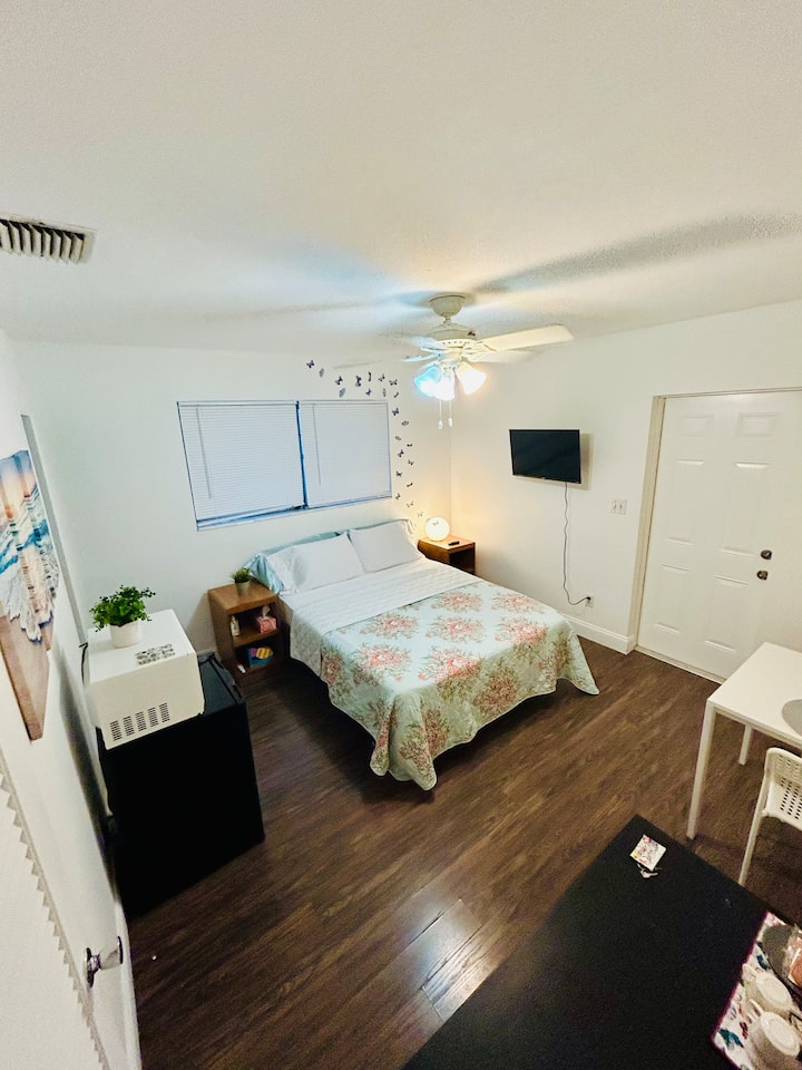 Private Room And Bathroom, Free Parking - Hollywood, FL
