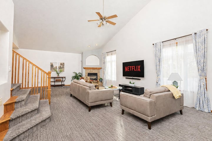 5br I Sleeps 10, King X2, Pack N Play, Air Hockey - Fargo, ND