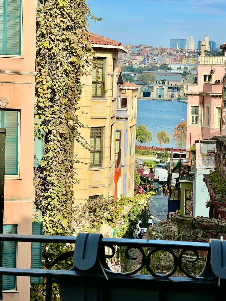 Charming Wooden House In Balat - Fatih