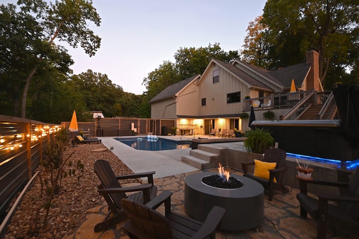 Pool & Hot Tub In Heart Of Kc! - Overland Park, KS