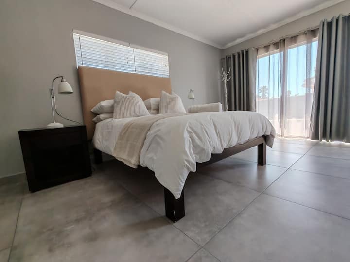 Modern And Spacious Apartment - South Africa