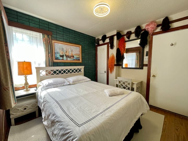 Schitt’s Creek Room In Tobinhill - San Antonio, TX