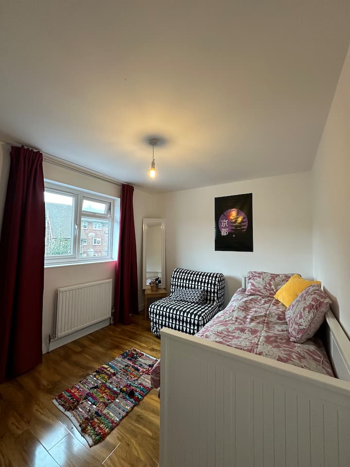 Double Room In Quiet Area - Barking