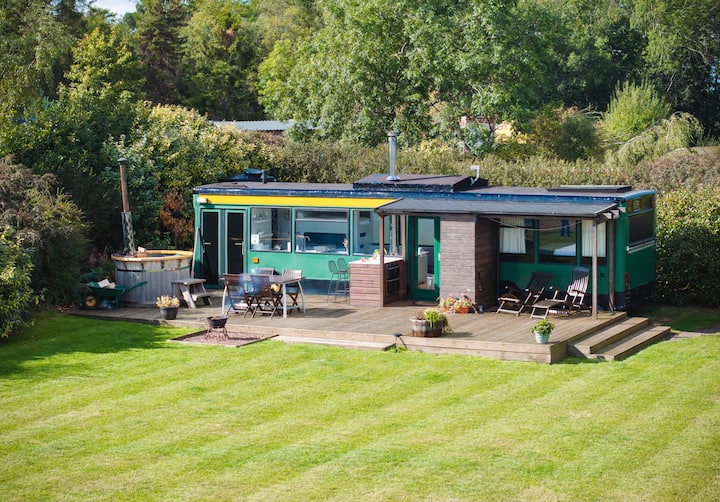 Four Person Luxury Bus With Hot Tub - East Lothian