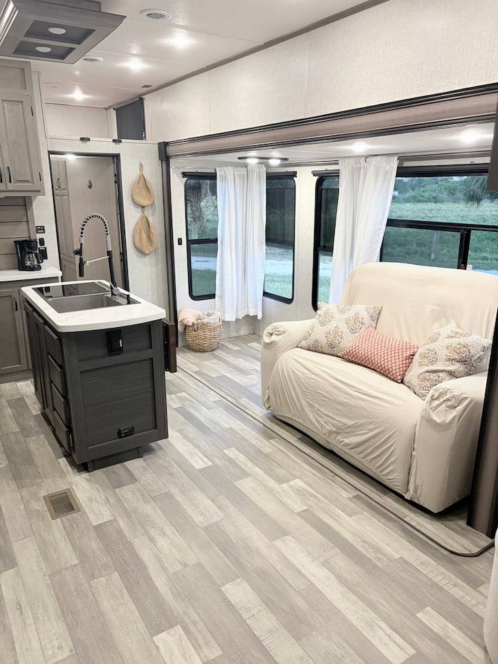 Cozy 43 Ft Fifth Wheel Rv - Fort Pierce, FL