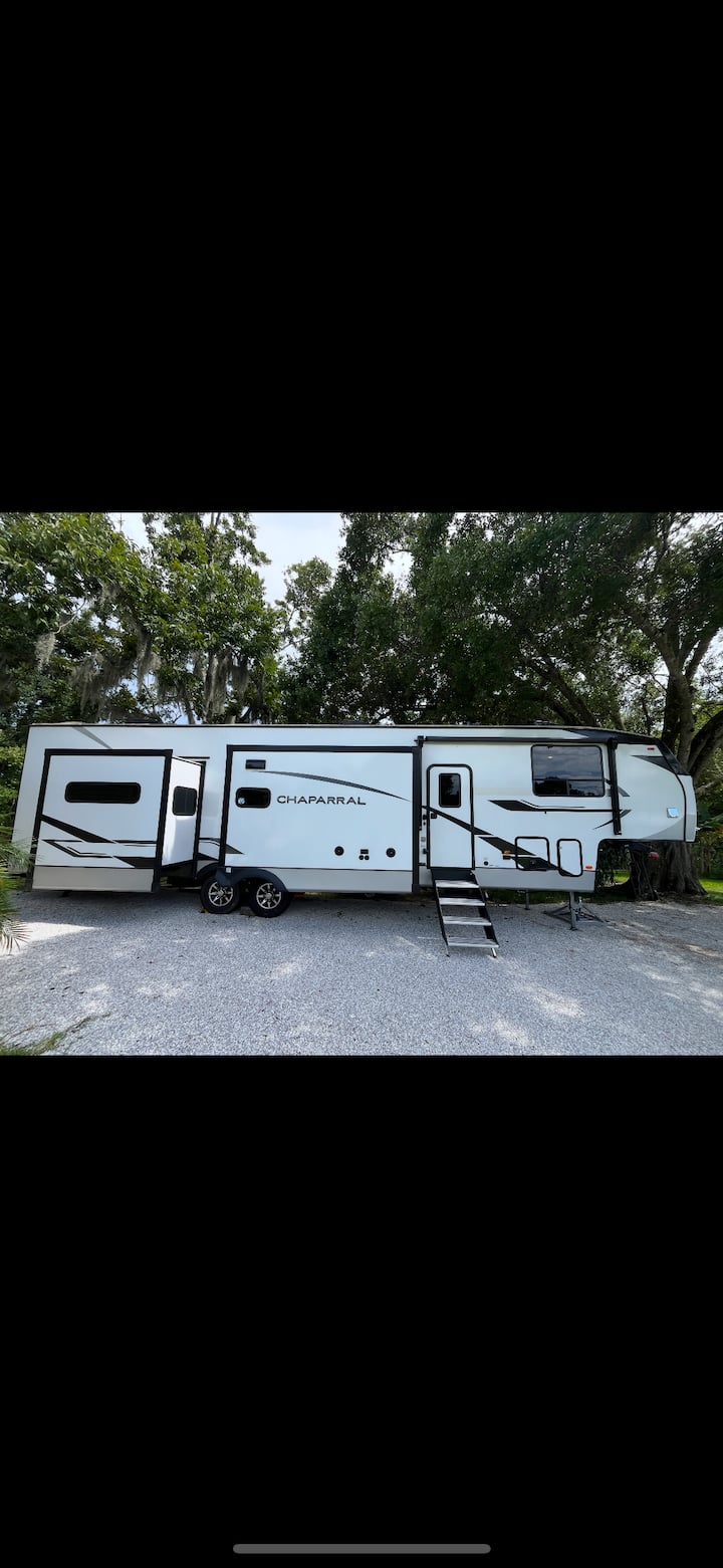 Cozy 43 Ft Fifth Wheel Rv - Fort Pierce, FL
