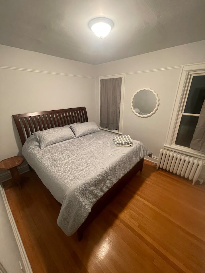 King Bed In Spacious Aparment Close To Everything - Albany, NY