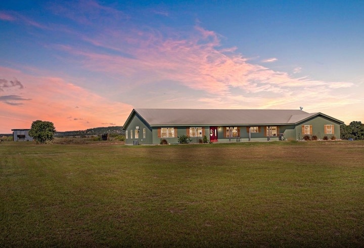 Fredericksburg Farmhouse At The Sanctuary - Fredericksburg, TX